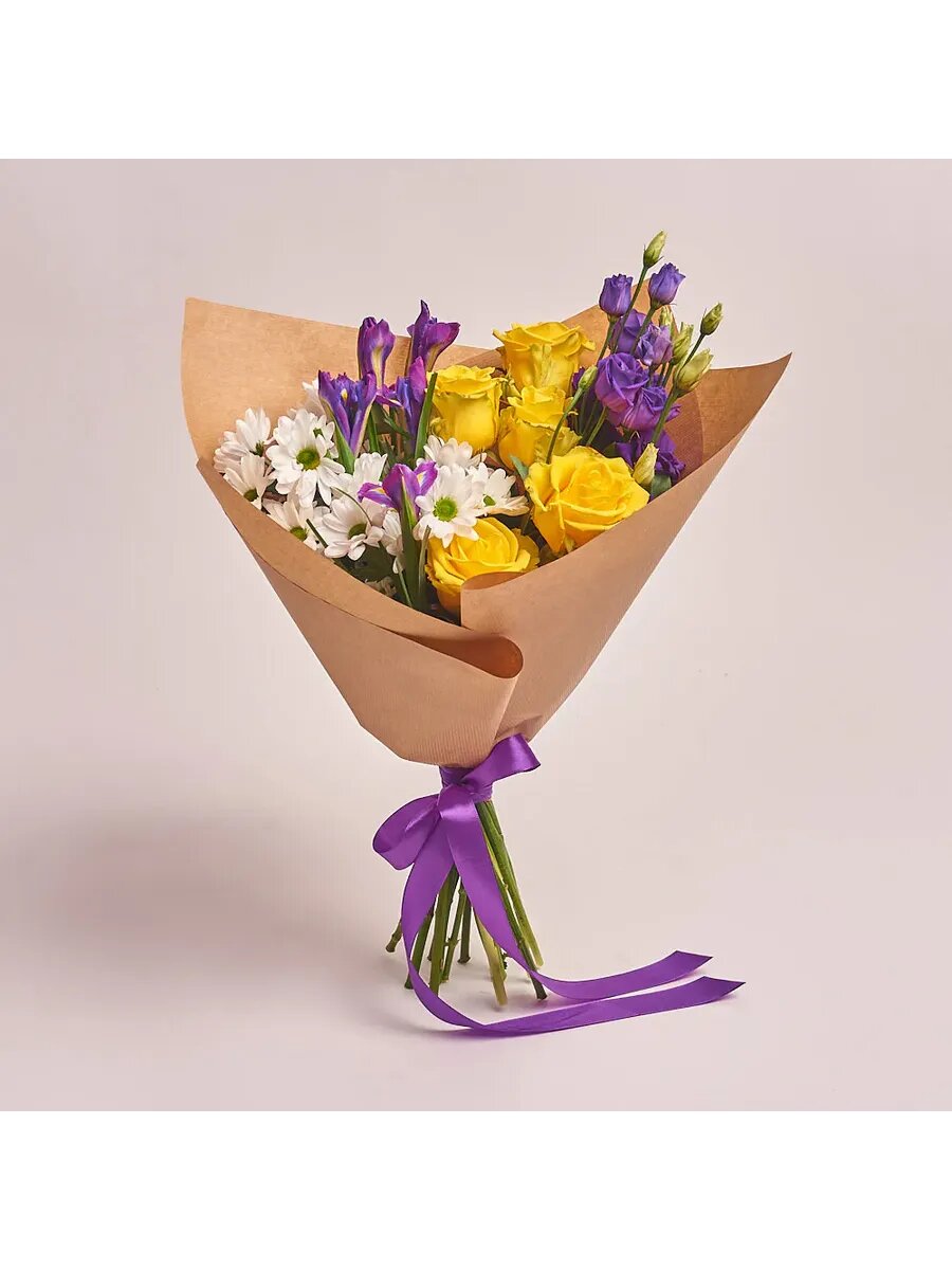 Букет из роз, ирисов, лизиантусов и хризантем в крафте