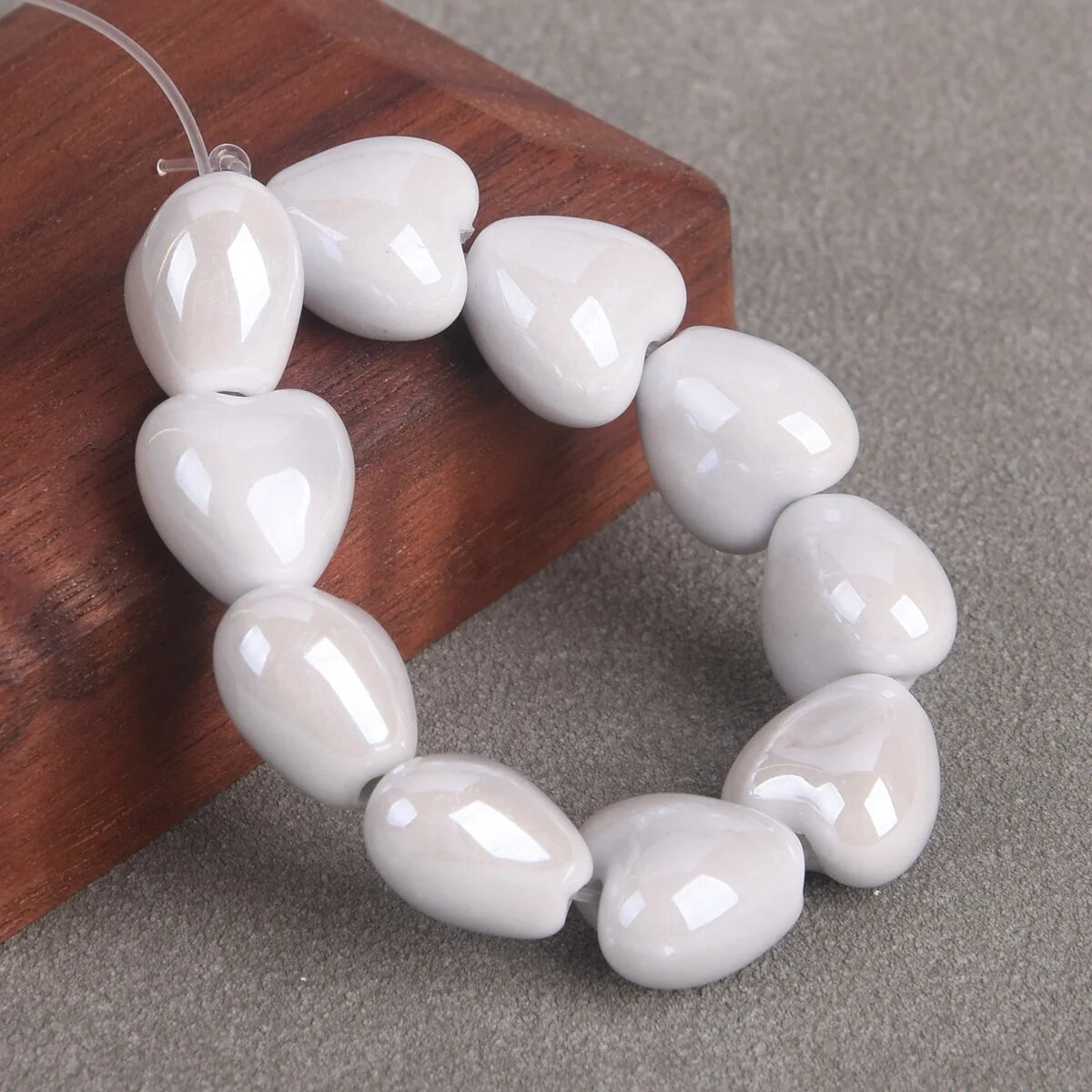 Блестящие керамические бусины сердце Dreamzeal 10 шт. Белый, 12mm, Light Gray