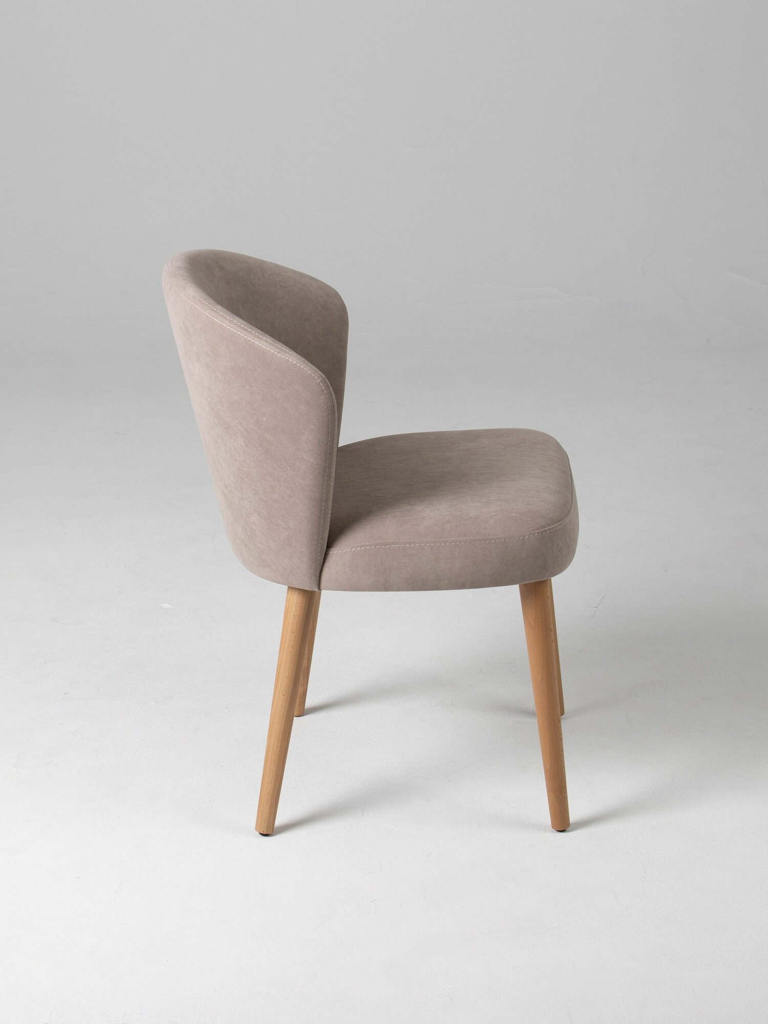 Стул кухонный, мягкий Eva в серо-бежевом велюре, с ножками из массива бука цвет натуральный