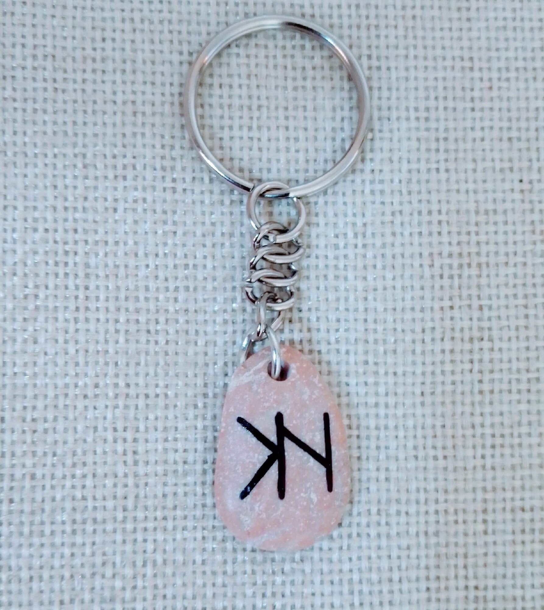 Рунический оберег на похудение из природного камня. Брелок на ключи.