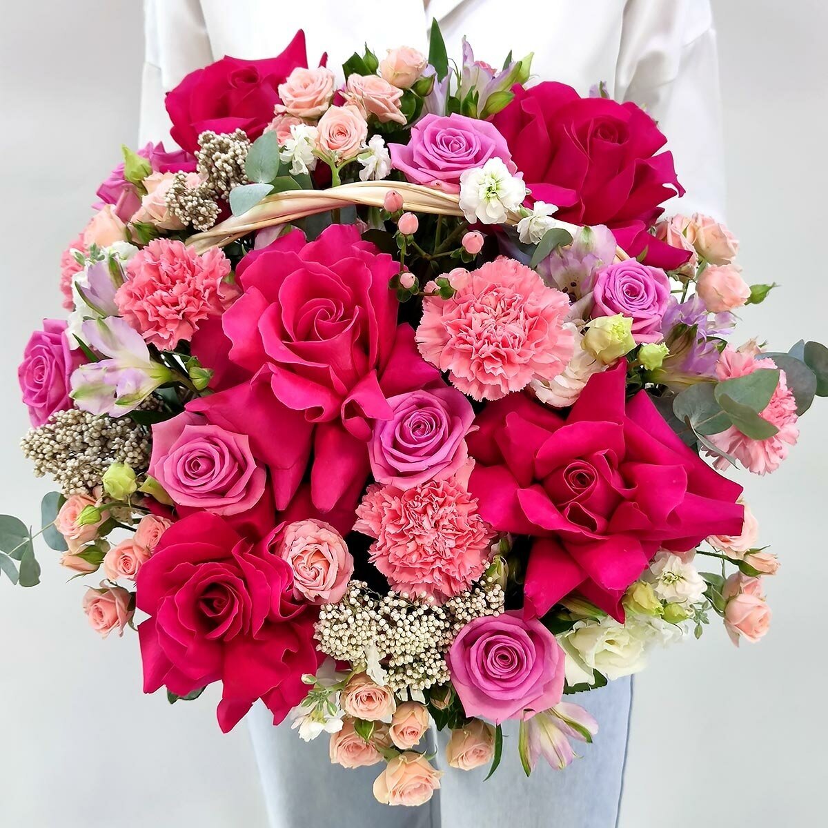 Монобукет "Деликатес", роза, альстромерия, гвоздика, озотамнус, маттиола, эустома, гиперикум