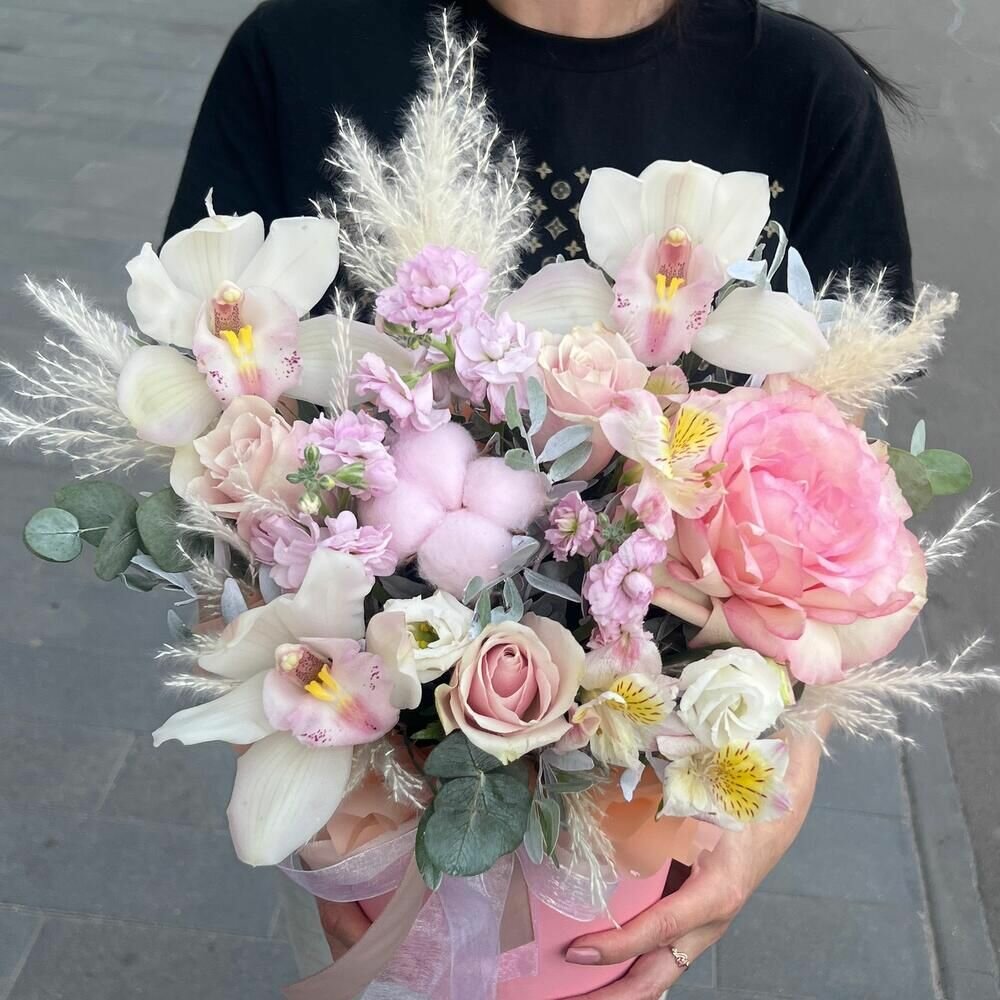 Орхидеи, розы, маттиола, Эустома и хлопок в коробке