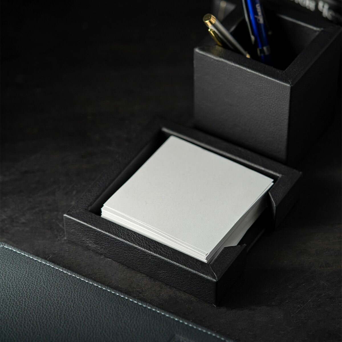 Кожаный лоток для бумажек и стикеров на рабочий стол с деревянной основой Ansty Black by J. Audmorr, черный