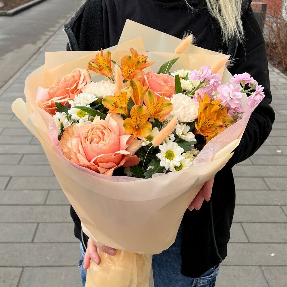 Букет из пионовидных роз, альстромерии и кустовых хризантем - римская роза