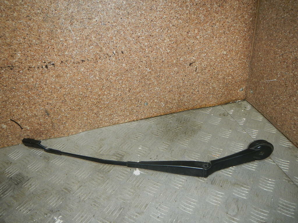 Б/У Поводок стеклоочистителя передний правый, Ford (Форд)-FOCUS 3 (11-19) FORD FOCUS 3 (11-19) Повреждены шлицы. 610956 ...