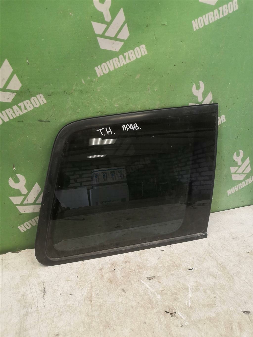 Стекло кузовное глухое правое Toyota Highlander I 01-06
