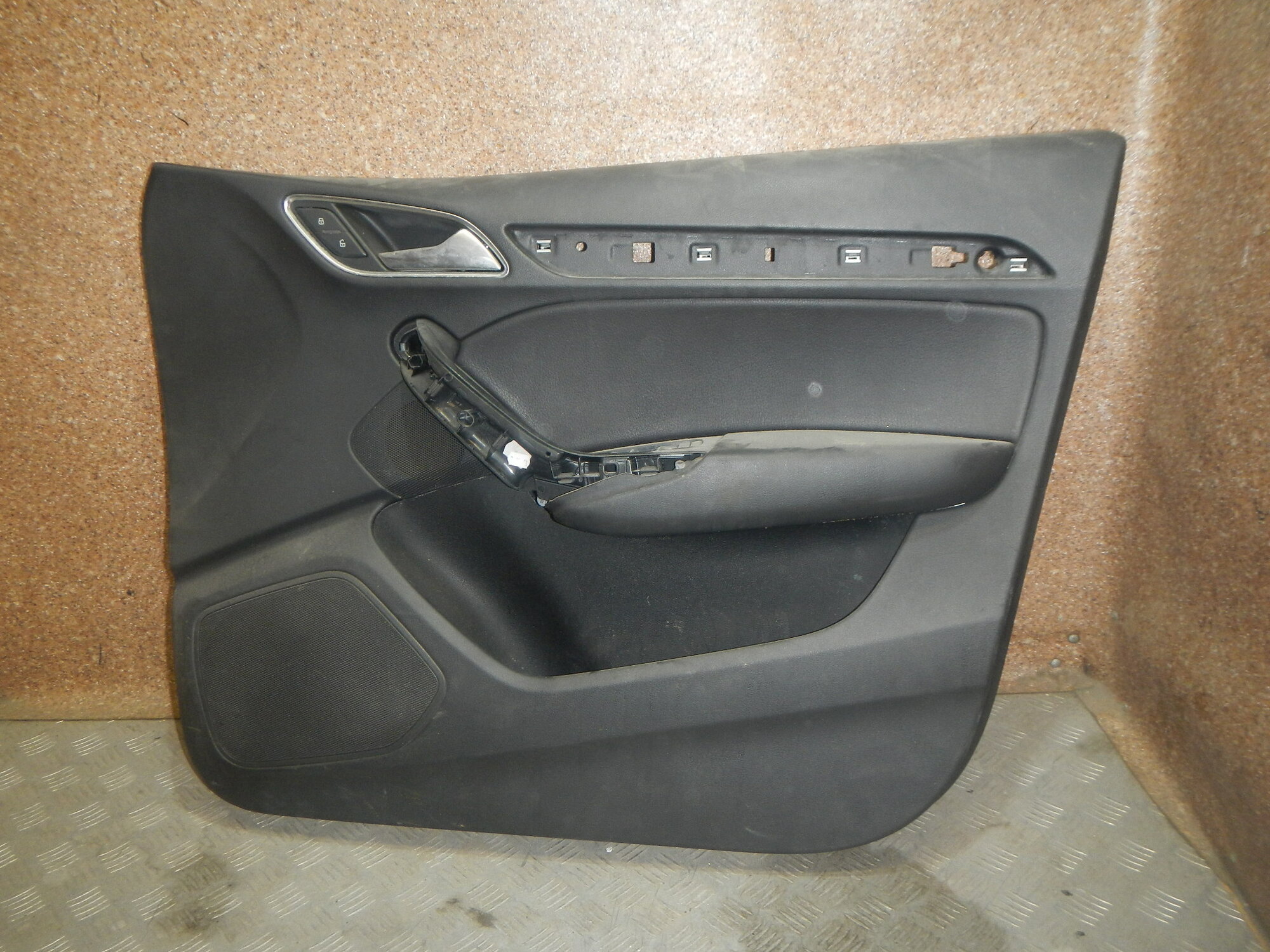 Б/У Обшивка двери передней правой, Audi (Ауди)-Q3 (8U) (12-18) AUDI Q3 (8U) (12-18) правый руль Потертости. 548141 VAG ар...