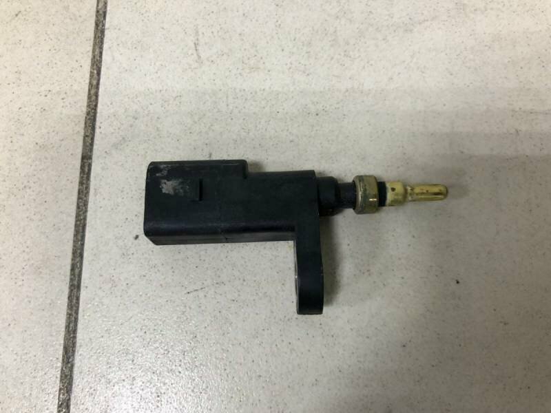 Датчик температуры Skoda Octavia A7 2013 кат.номер: 03F919501B