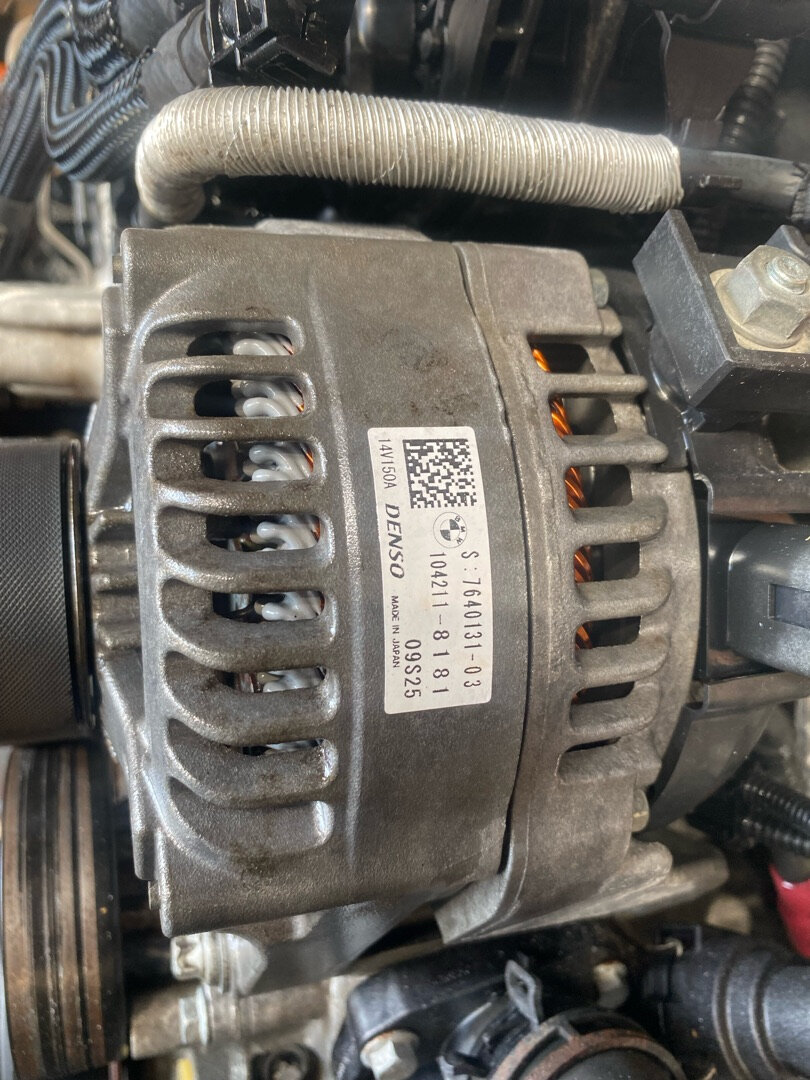 Генератор для BMW X1 F48 2.0 OEM 12317640132