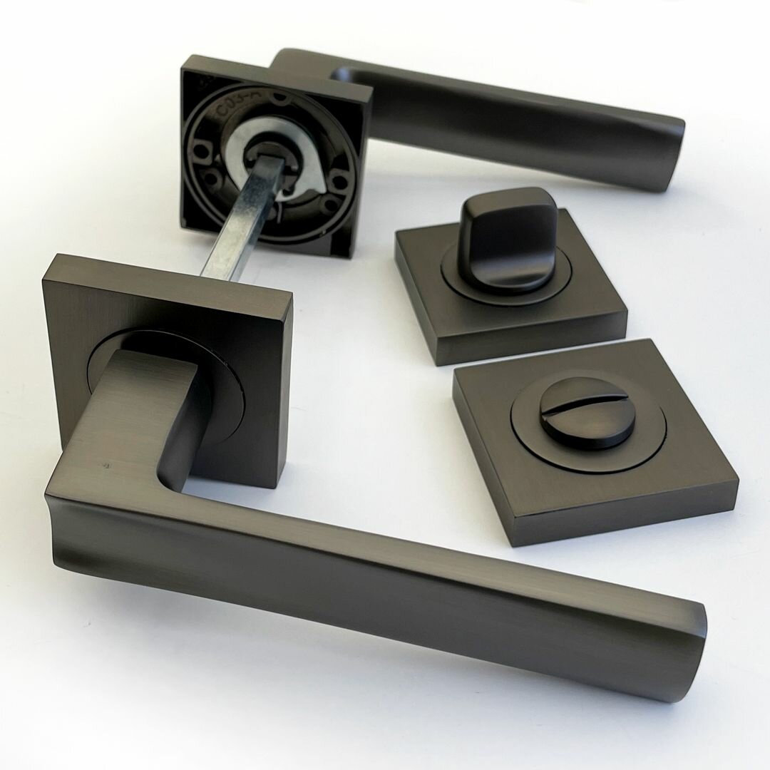 Комплект дверных ручек BOXY графит (квадратная розетка) с сантехническим фиксатором WC Q6 с ответной частью, графит (квадратная розетка)