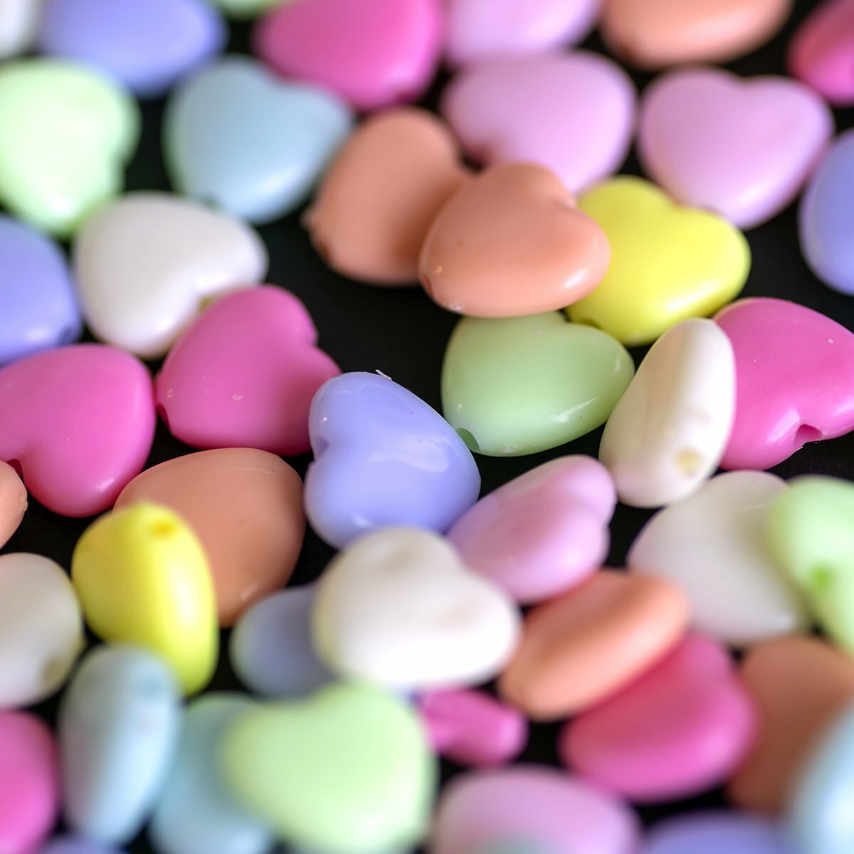 Бусины сердце сердечко акриловые/пластиковые 60 шт, размер 11x12x5 мм, разные пастельные тона в упаковке