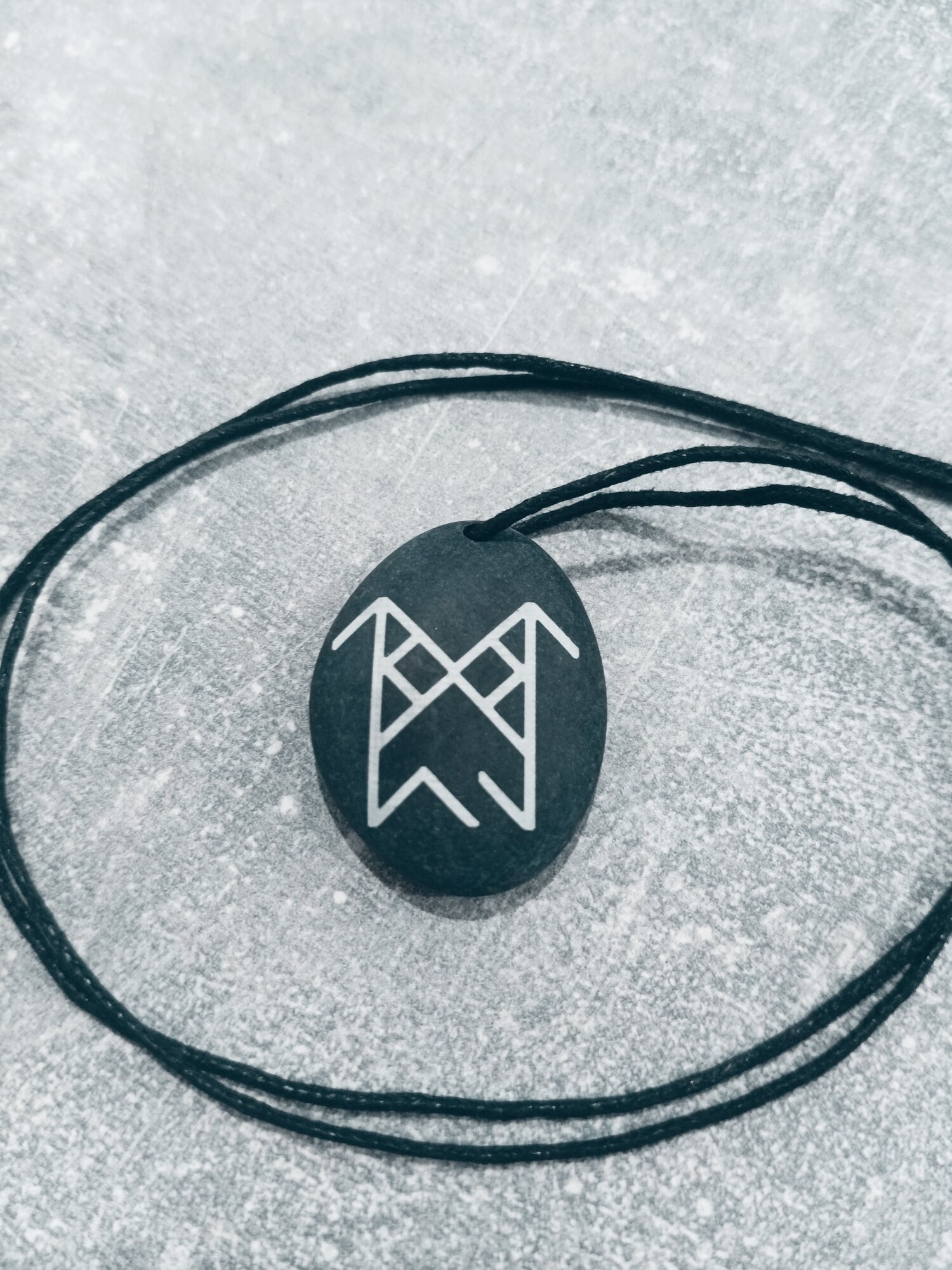 Оберег для успешной учёбы в школе, университете. Гравировка по натуральному камню. Амулет на шнурке.