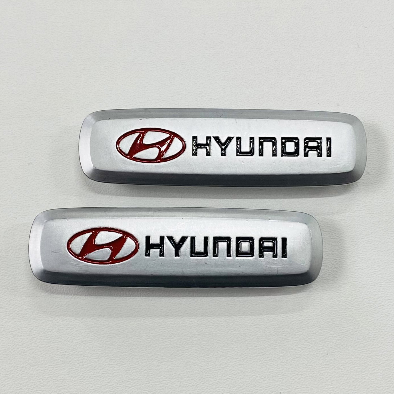 Шильдик Hyundai (2 шт.) / логотип для EVA-ковриков