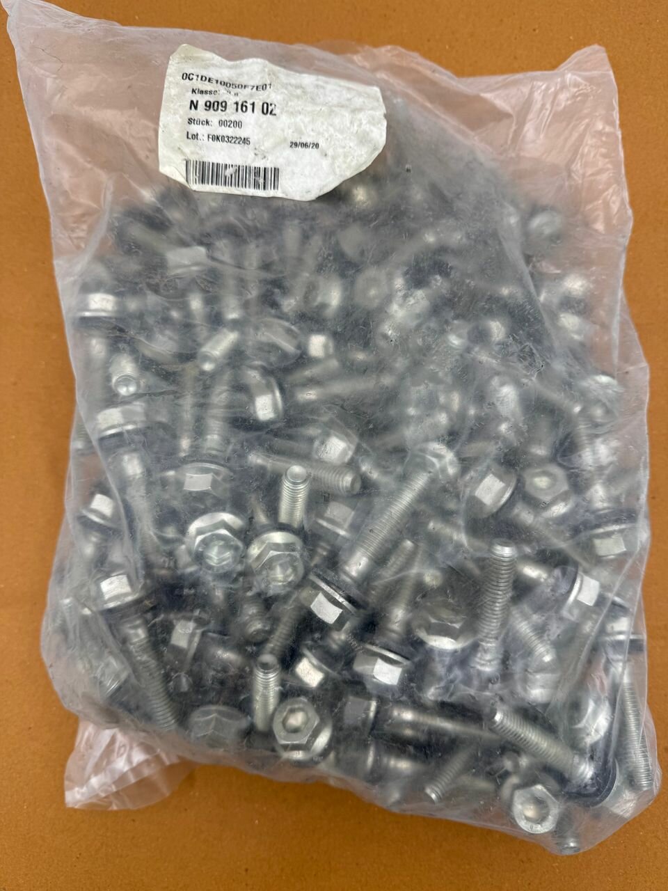 N90916102 Болт М10х50 VAG (2шт) оригинал шестигранный с внутренним шестигранником, с буртиком, шайбой неспадаемой 3мм, шаг резьбы 1.5, класс прочности 8.8, OБV М10х50х32