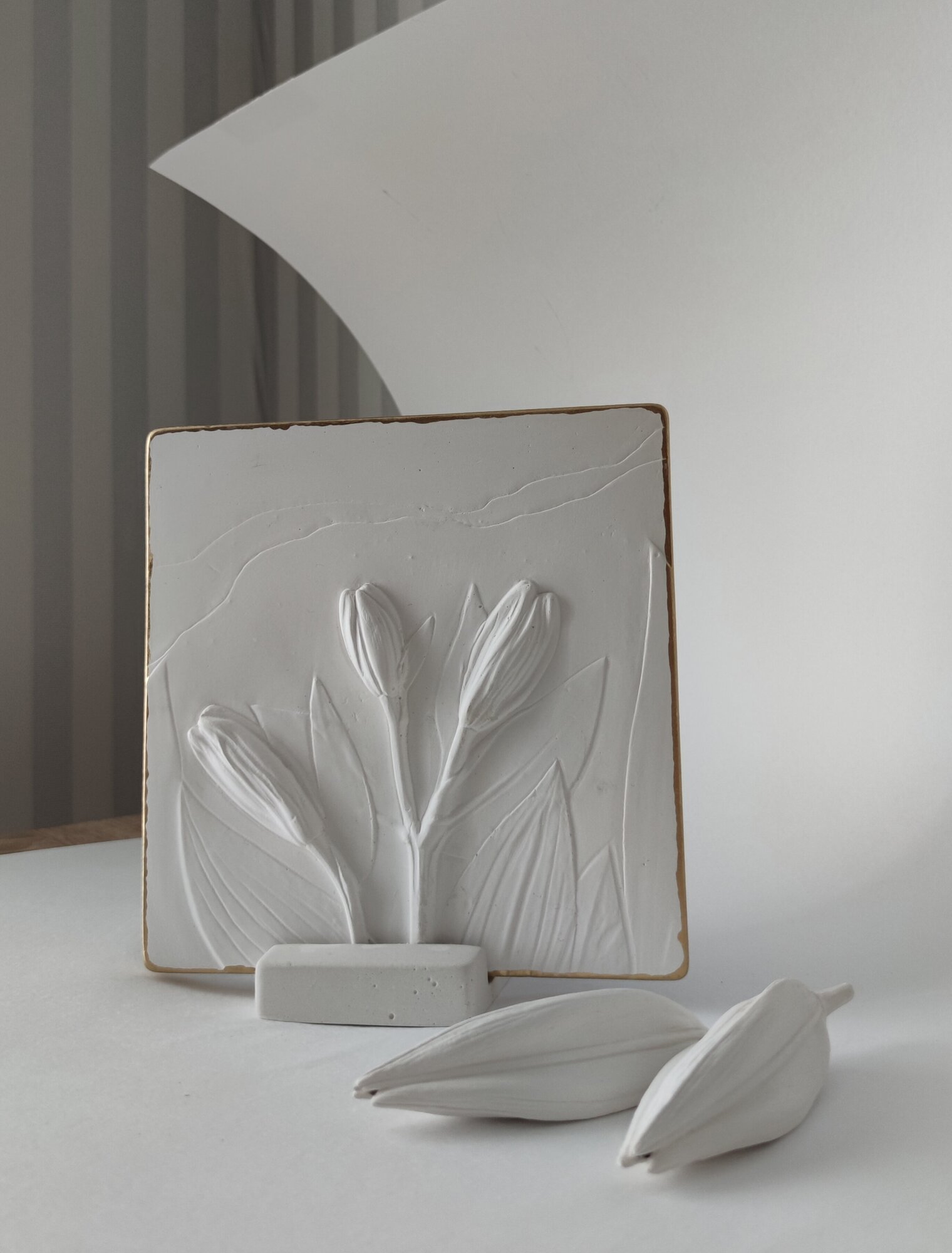 Настольное панно из гипса лилии