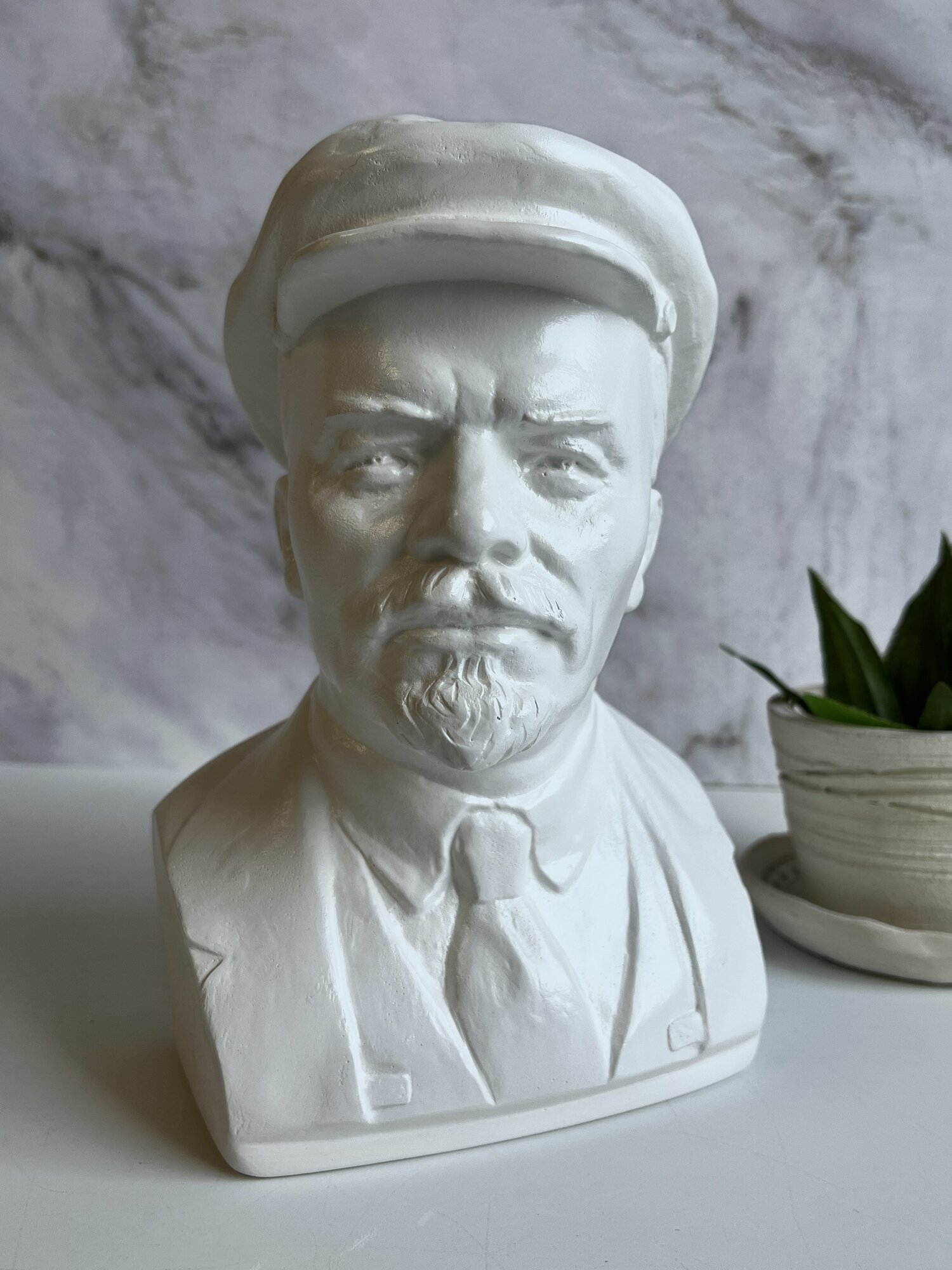 Статуэтка бюст Владимир Ильич Ленин. Гипс. Высота 20 см. Цвет белый