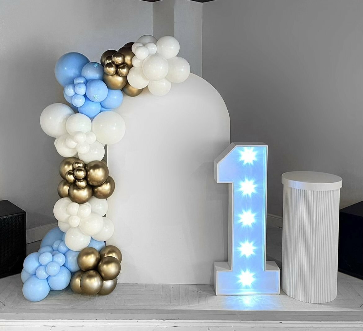 Фотозона в голубых тонах "Первый годик"