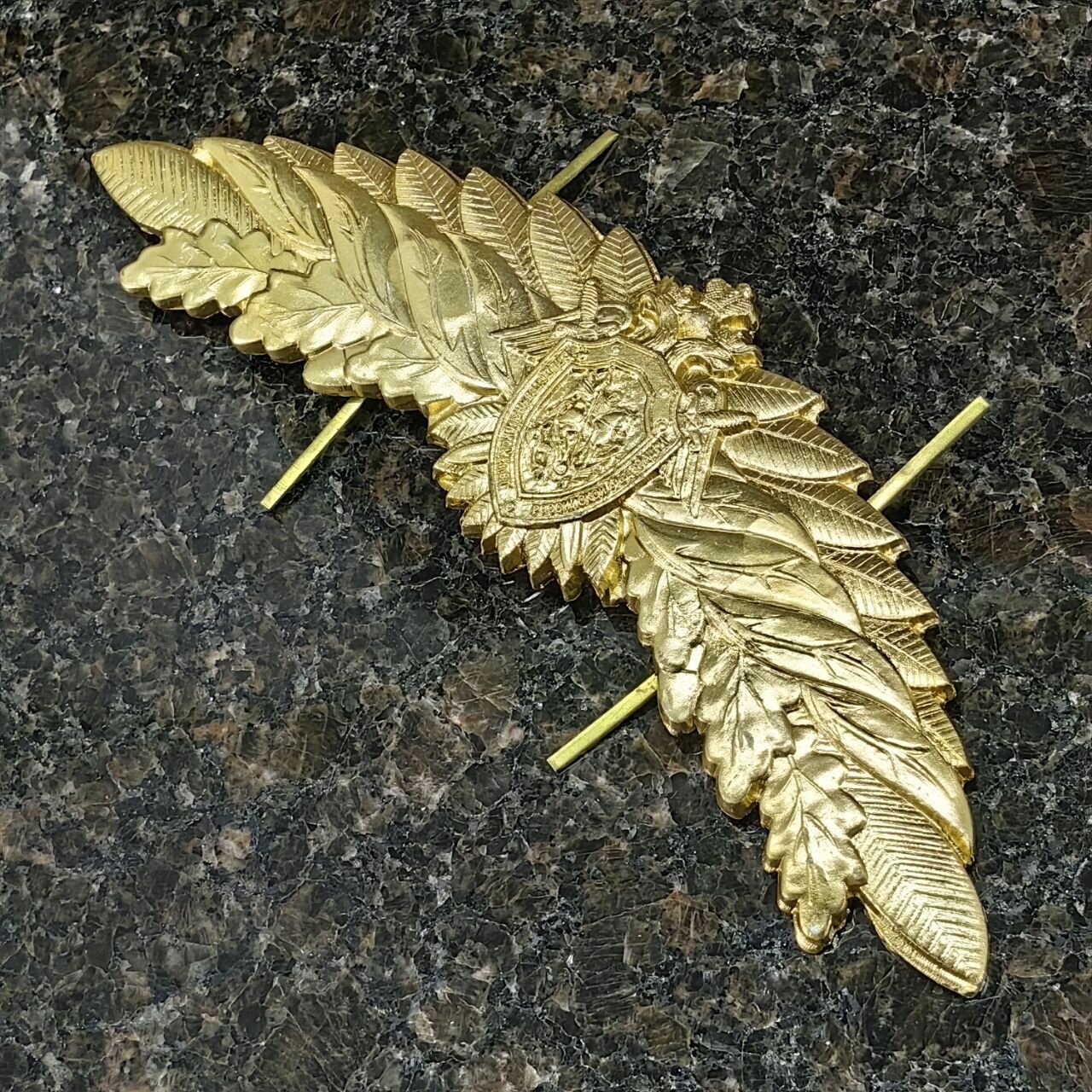 Эмблема на тулью фуражки СК РФ