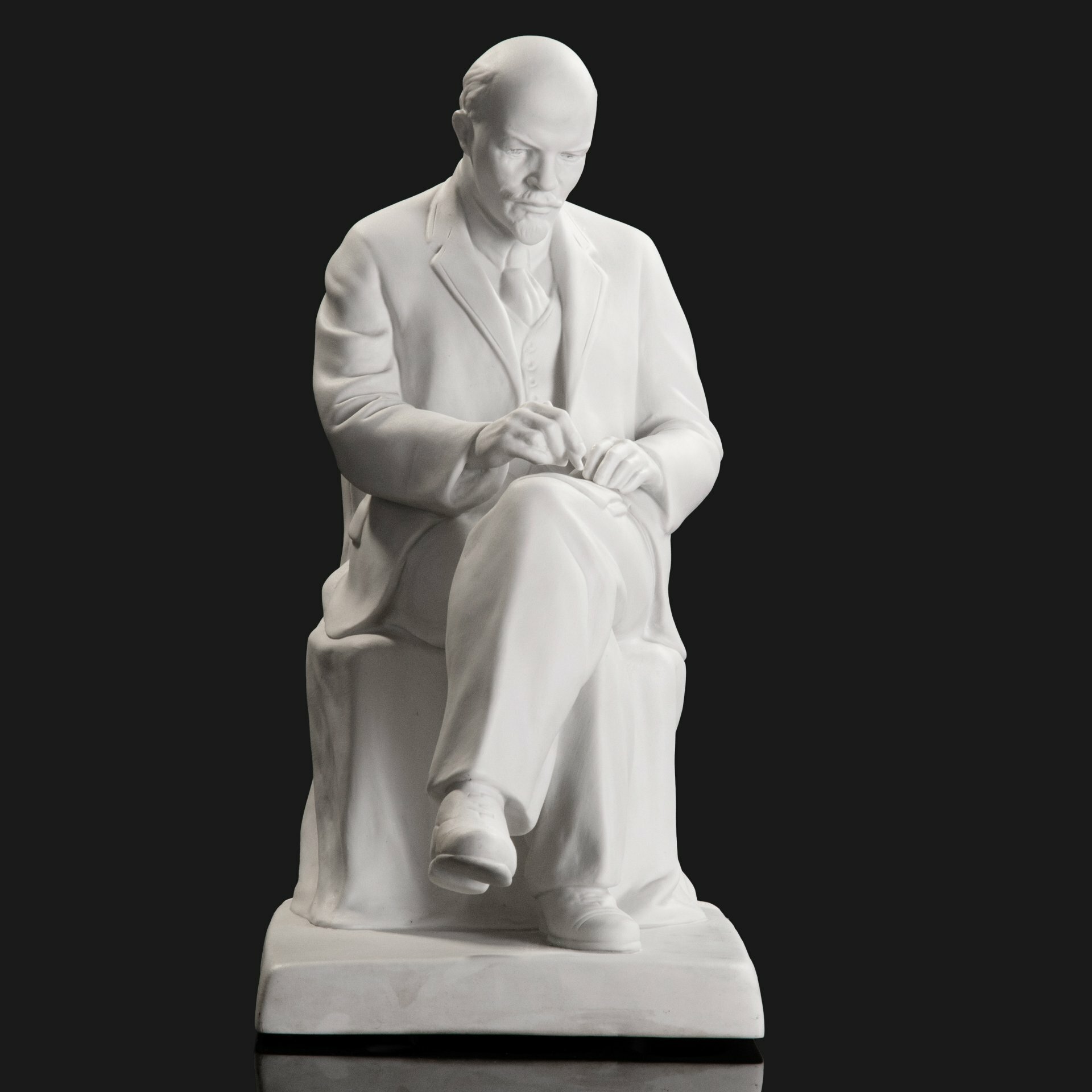 Скульптура "Ленин в кресле", скульптор Лиловая Т. Л, бисквит