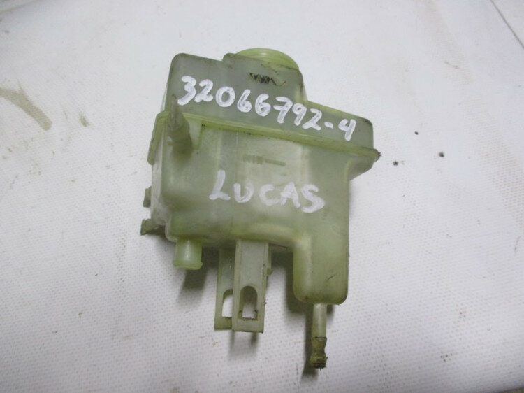 Бачок цилиндра тормозного Главного 32066792-4 BMW 5-серия E39 1995-2003 года - без крышки