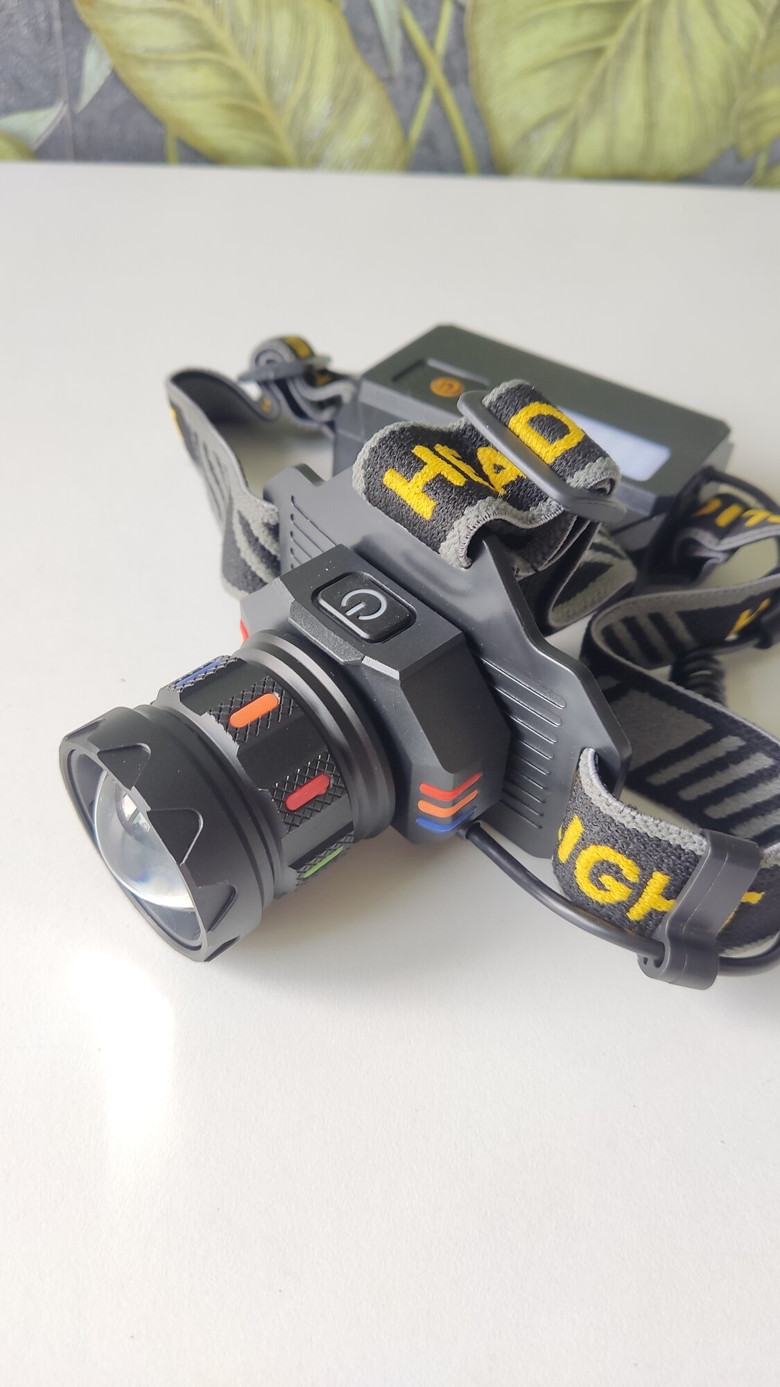 Мощный налобный фонарь KW-507, с фокусировкой луча, с ярким передним и красным задним светом, аккумуляторы на 3600 mAh