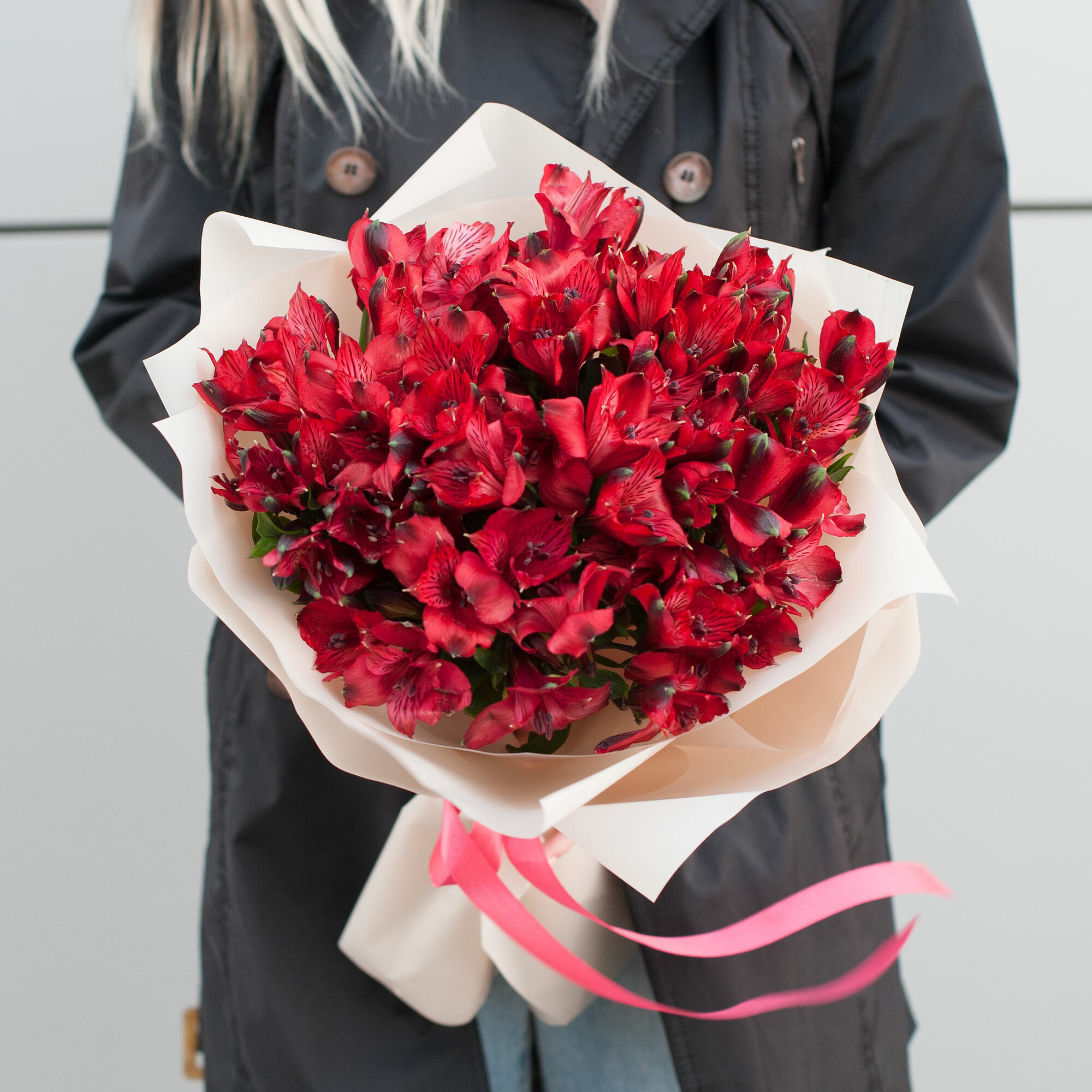 Букет из альстромерий в подарочной упаковке "Красная альстромерия"