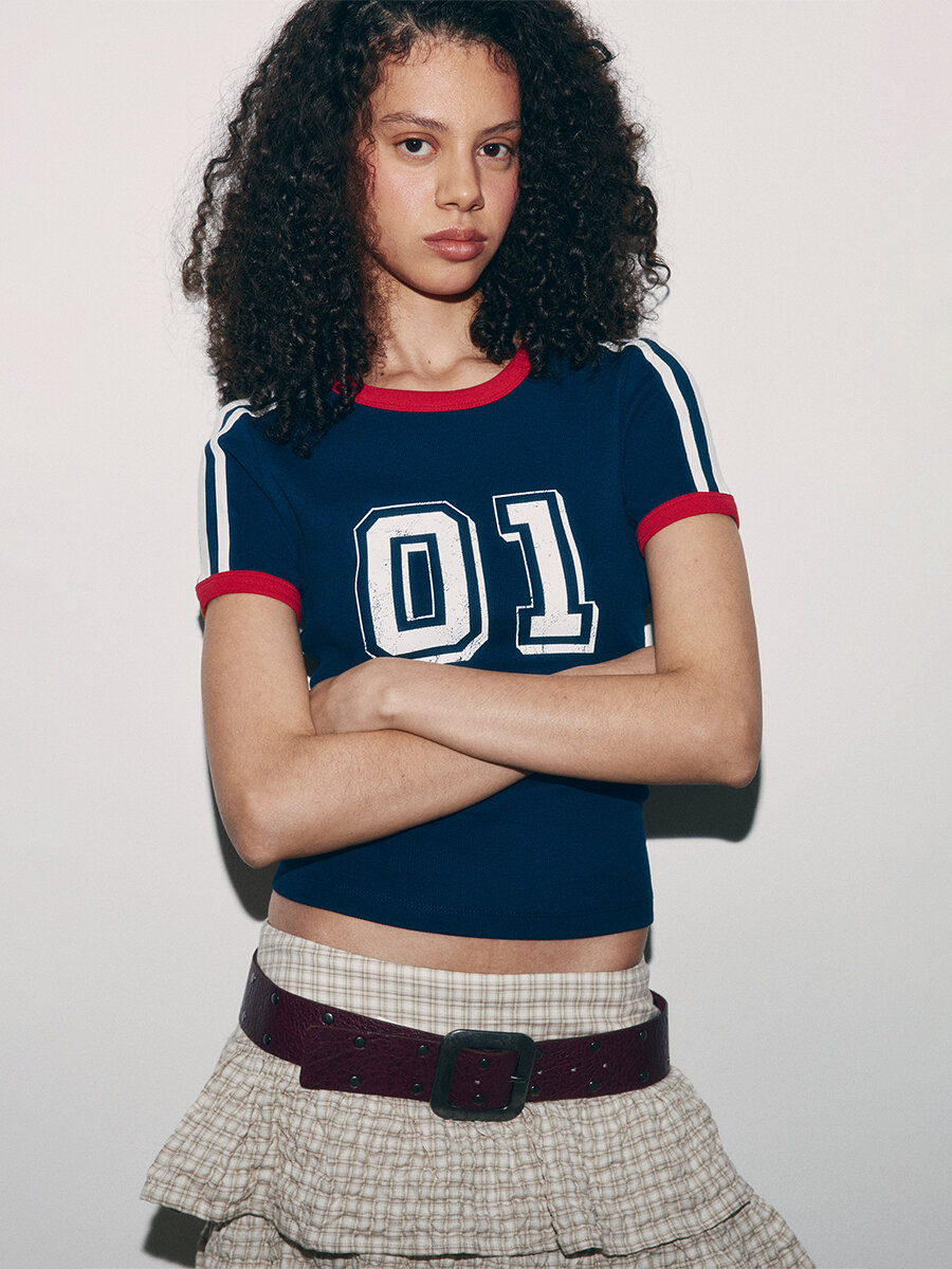 Футболка укороченная с принтом и лампасами