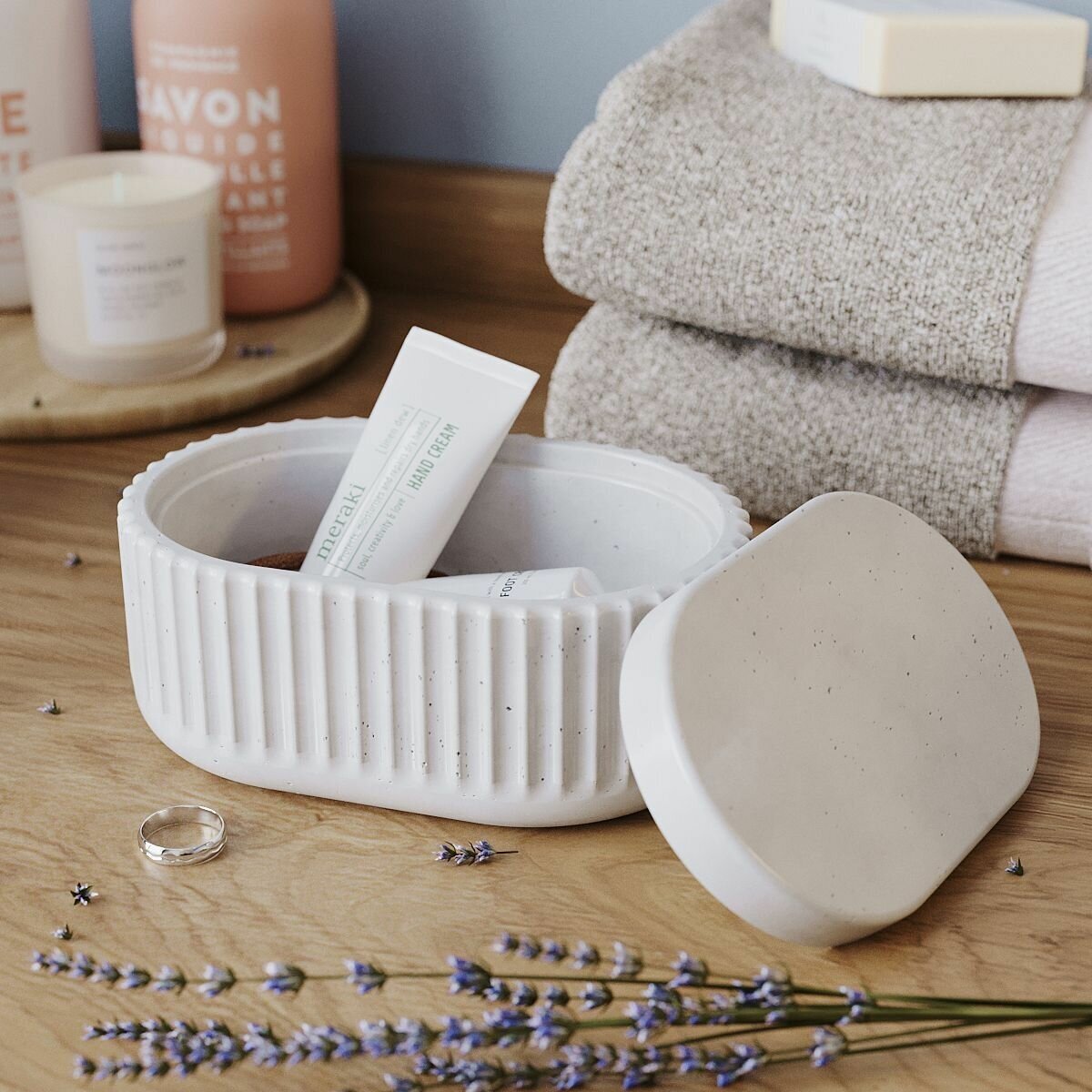 Контейнер для мелочей в ванную, органайзер Chloe, 12.5 х 8.5 см, с бетонной крышкой, бетон, белый глянцевый