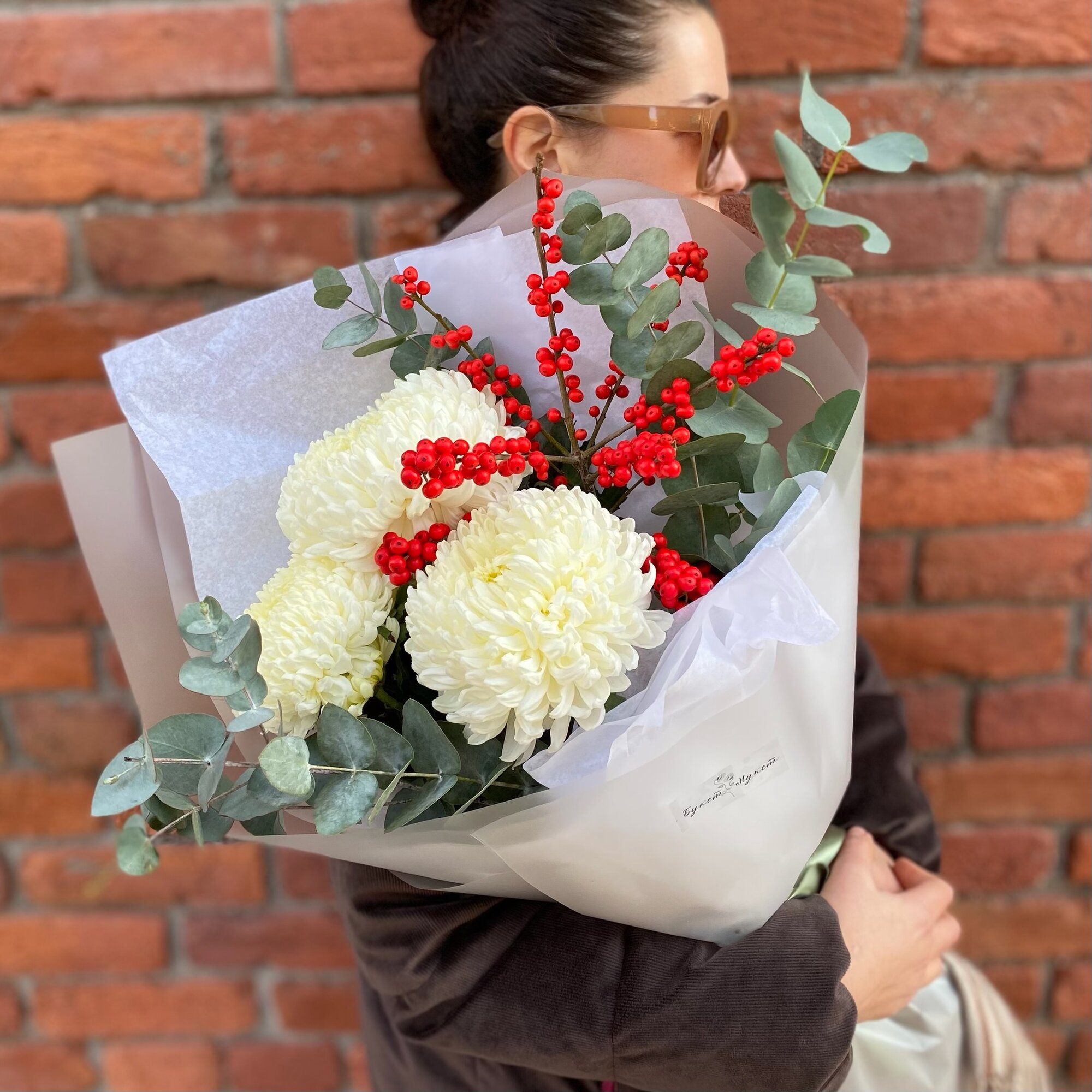 Букет Букет Мукет "Ваза", хризантемы, эвкалипт, белый, красный