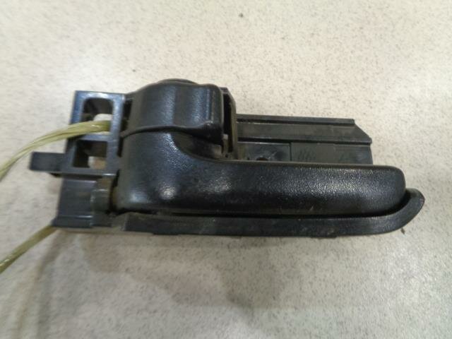 Ручка двери внутренняя левая от Pontiac Vibe 2002-2008