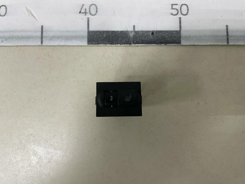 Кнопка обогрева сидений Skoda Fabia 6Y 1999-2007 кат.номер: 6Y0963563A