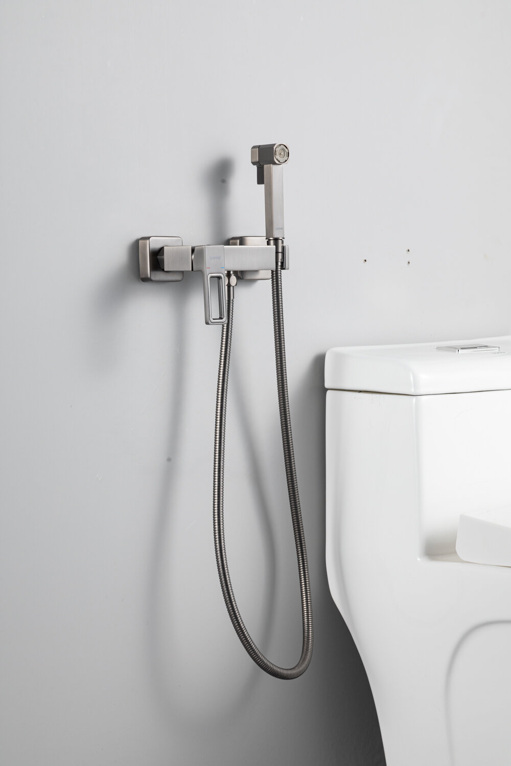 Смеситель с гигиеническим душем Gappo G2017-9 латунь, оружейная сталь