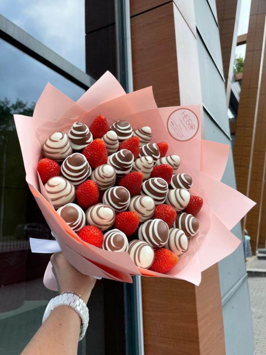 Букет с клубникой в белом и молочном шоколаде, без посыпок, 600 г, Classic, розовая упаковка