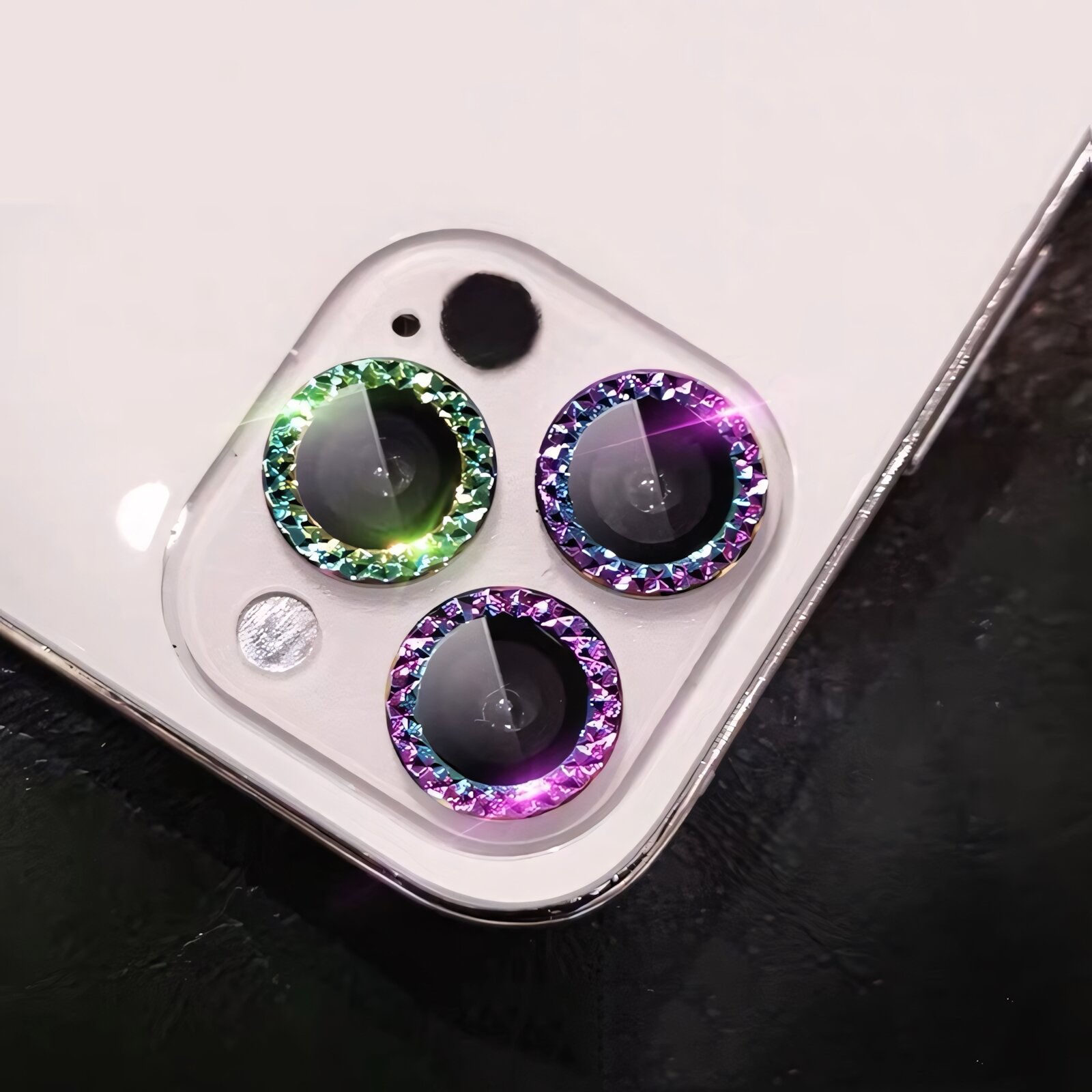 Защитное стекло на камеру телефона для Apple iPhone 15 Pro/15 Pro Max, цвет радужный ромб