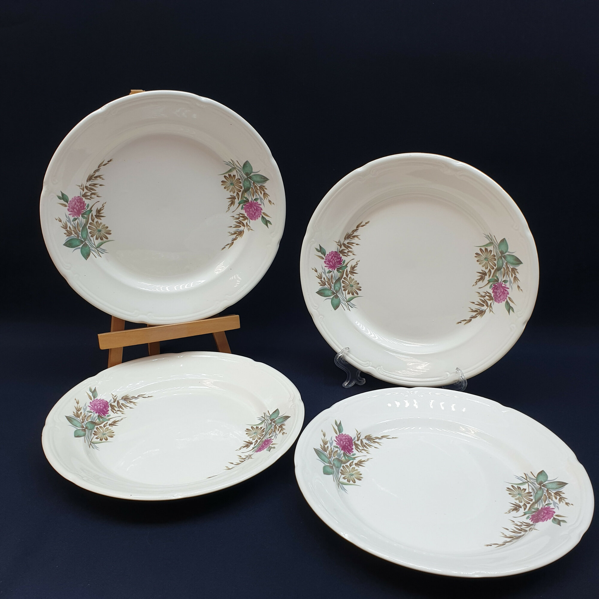 Набор столовых тарелок 4 шт ЗИК Конакова, рельефный фаянс, деколь. Винтаж СССР.