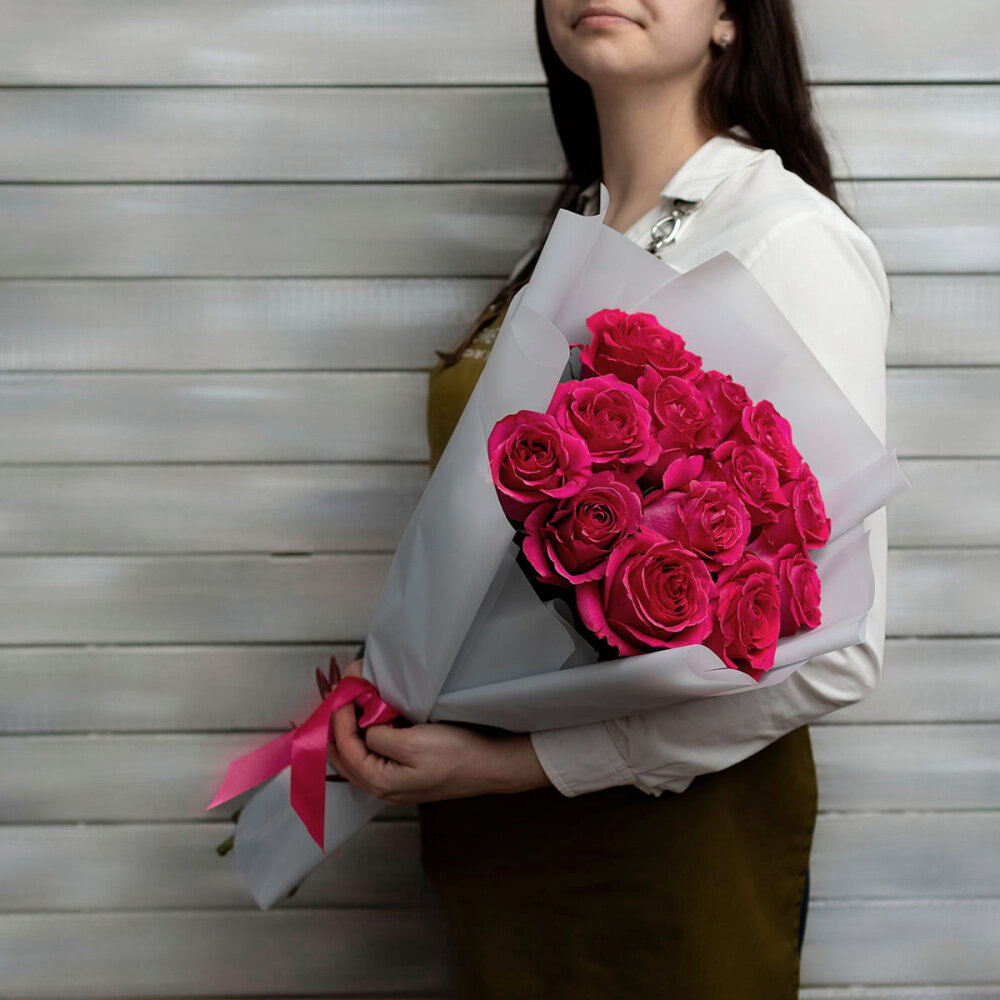 13 малиновых роз Эквадор, 50 см, в упаковке, от Букет Маркет