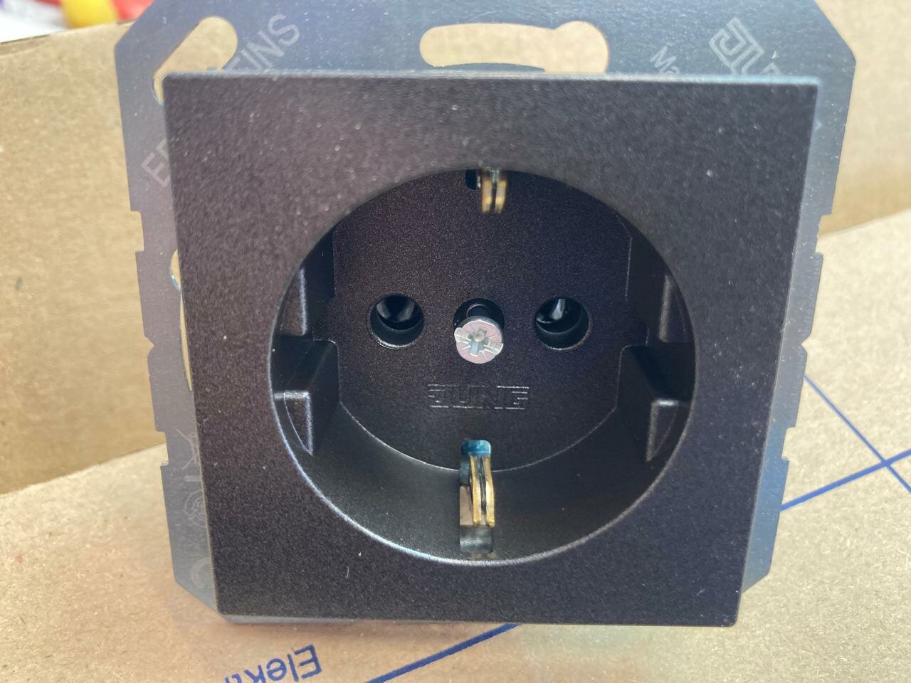 Ecoprofi антрацит Розетка SCHUKO одинарная, с заземлением, без шторок, пружинный зажим, 16A ,250В EP1420AN JUNG ,10 шт