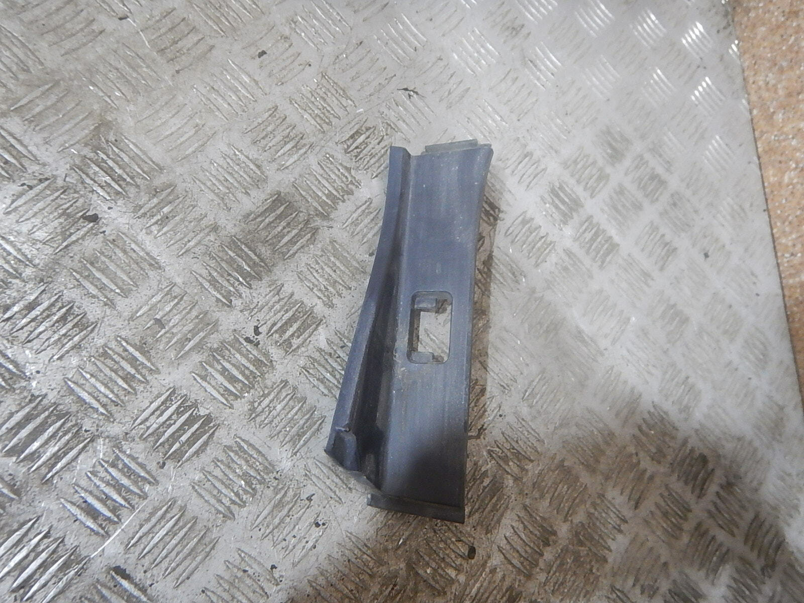 Б/У Накладка заднего фонаря правая, Subaru (Субару) - Трибэка SUBARU TRIBECA (B9) (05-) Без повреждений. 275275 SUBARU а...