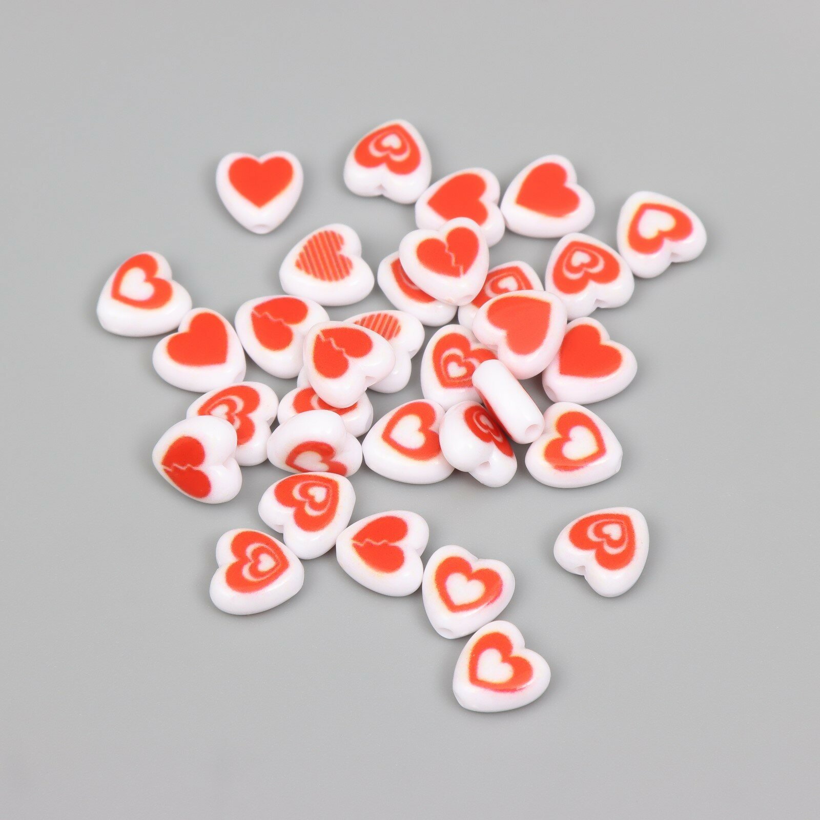Бусины для творчества пластик "Нарисованное сердце" бело-красные набор 30 шт 0,8х0,4 см, 10443024