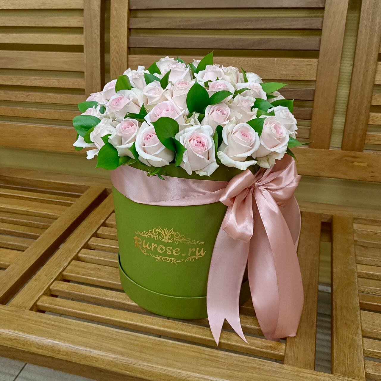 Живые цветы букет нежно-розовых роз с рускусом в коробке "Пастельная идиллия", сорт - Свит Ревиваль