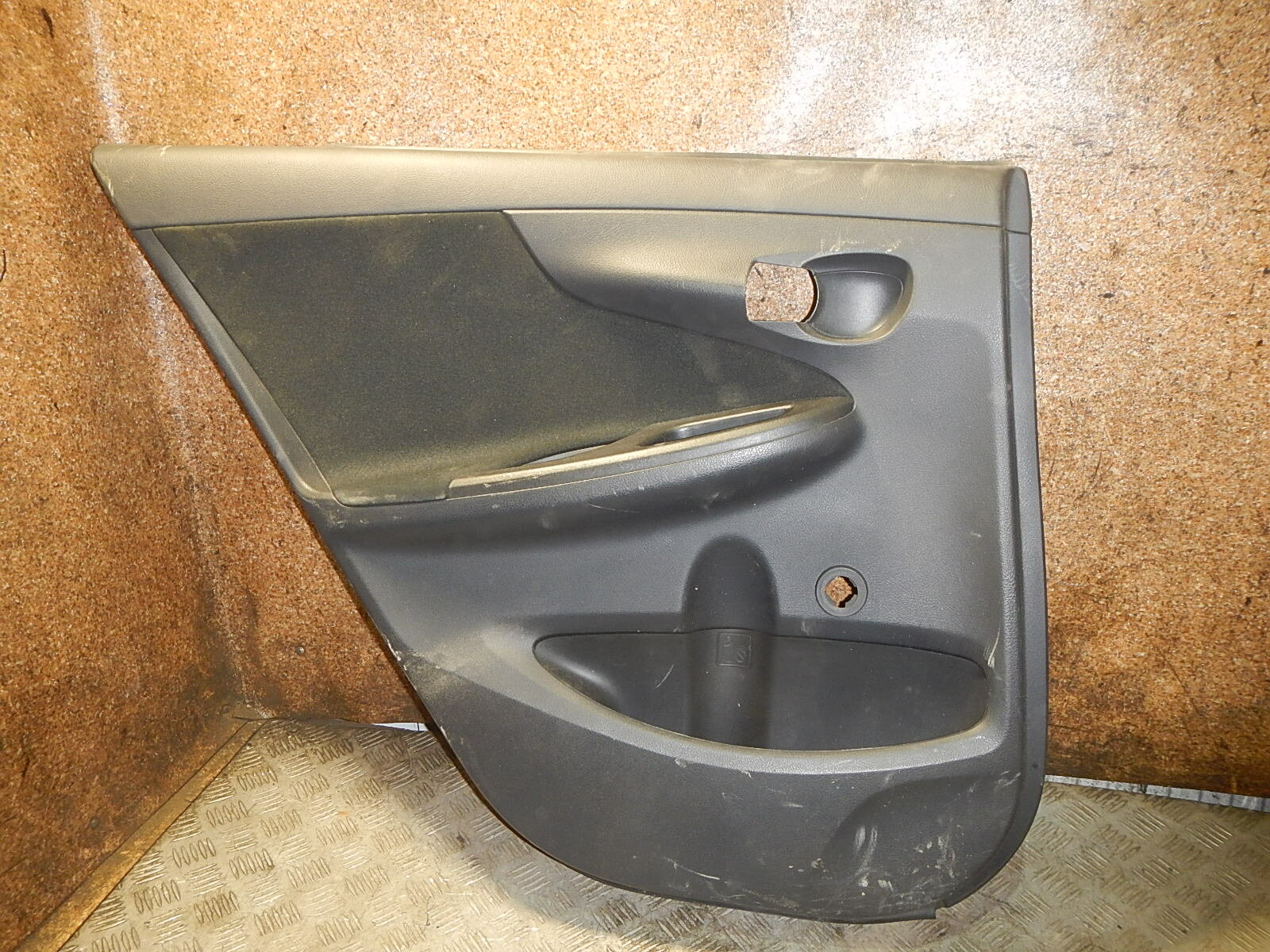 Б/У Обшивка двери задней левой, Toyota (Тойота)-COROLLA 150 (06-) TOYOTA COROLLA 150 (06-) Царапины. 594172 TOYOTA арт. ...