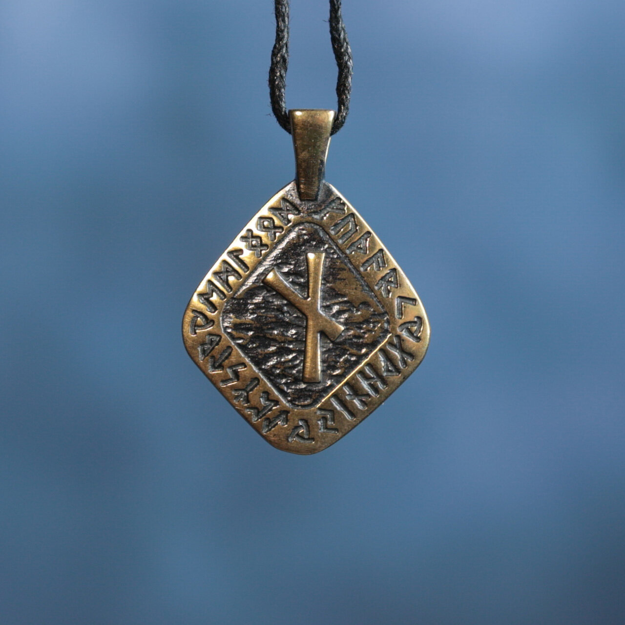 Руна Наутиз, бронзовый амулет стойкости и преодоления трудностей