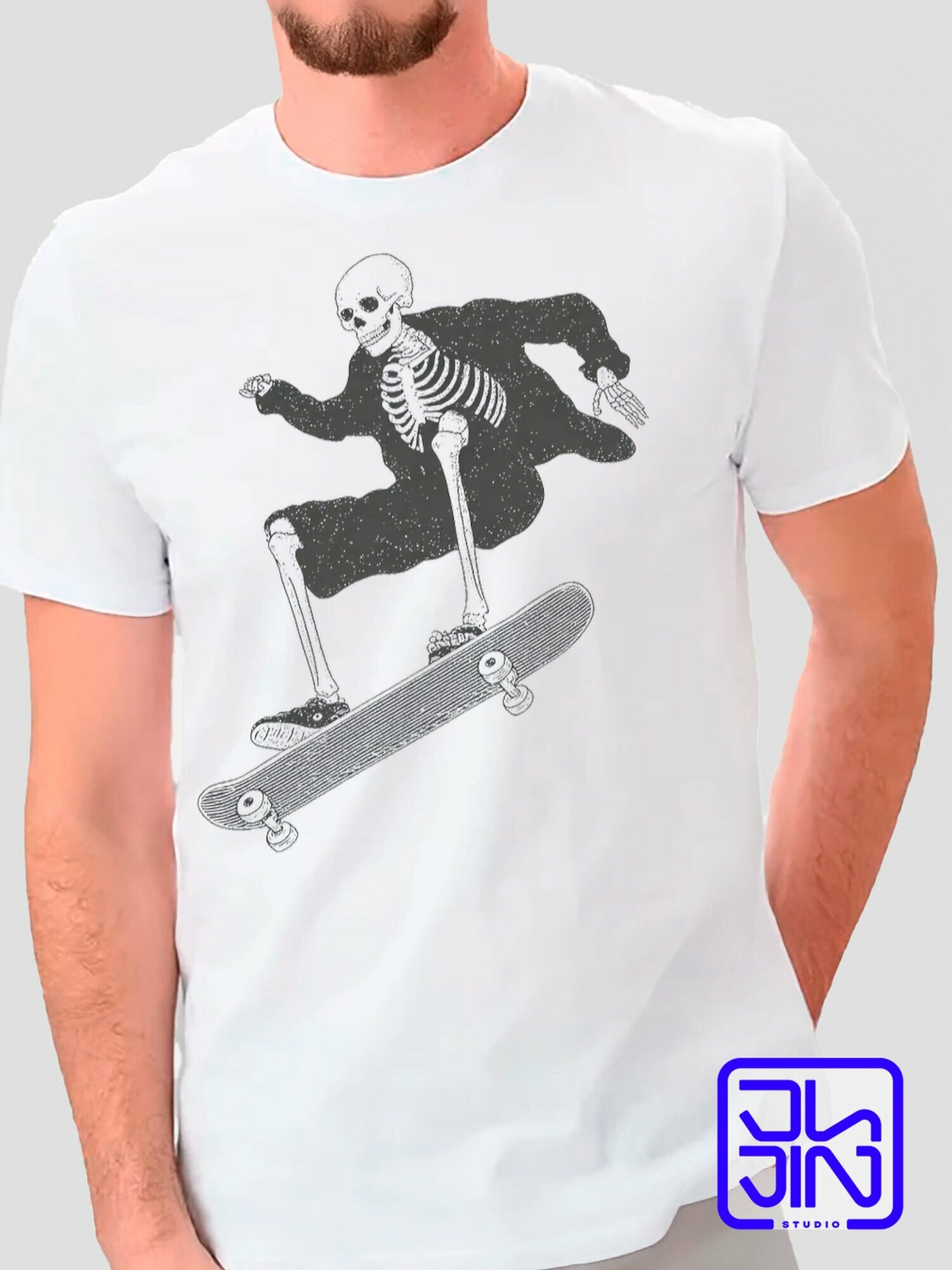Футболка классическая мужская с авторским принтом Скелет дерзкий, уличный в черной одежде на черно белом скейтборде экстрим, белый хлопковый трикотаж с прикольным рисунком на груди