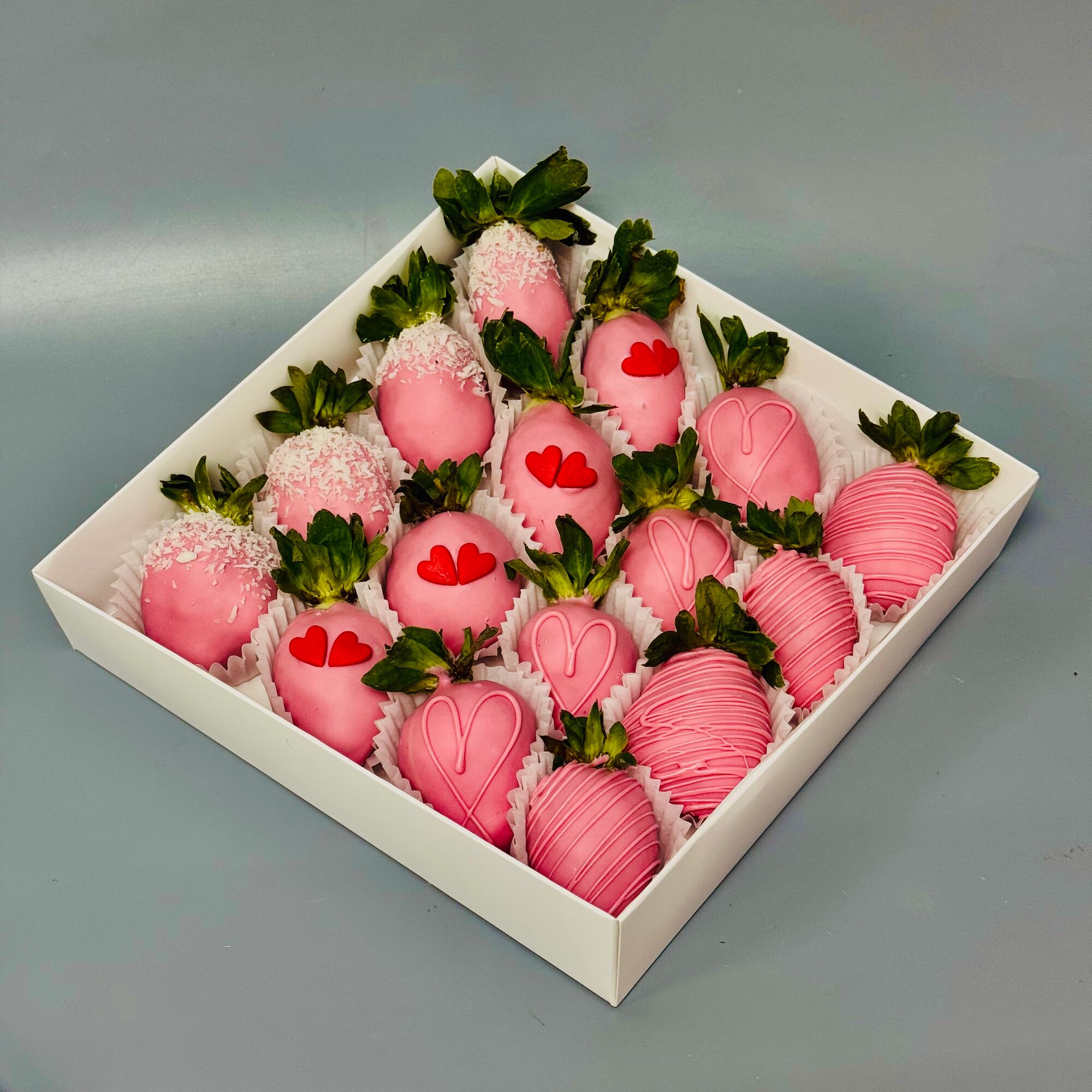 Набор клубника в шоколаде «Сердечки» (16-20 штук) в подарочной упаковке