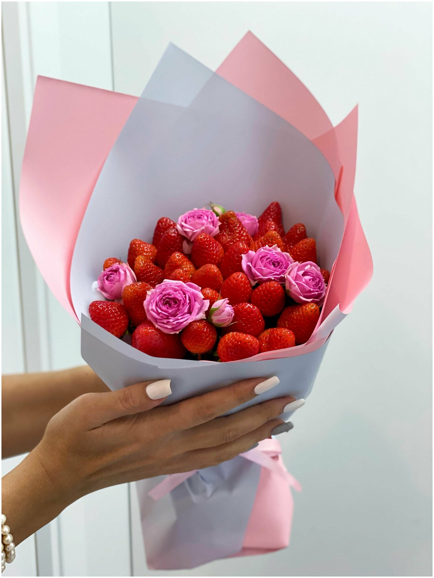 Букет из клубники и цветов Реймс