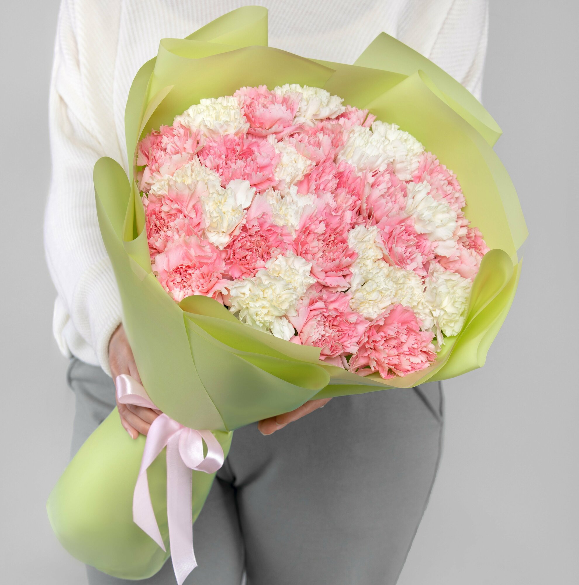 Букет Мегацвет24 "Белая и Розовая Гвоздика", 51 цветок, оформлена в дизайнерскую упаковку