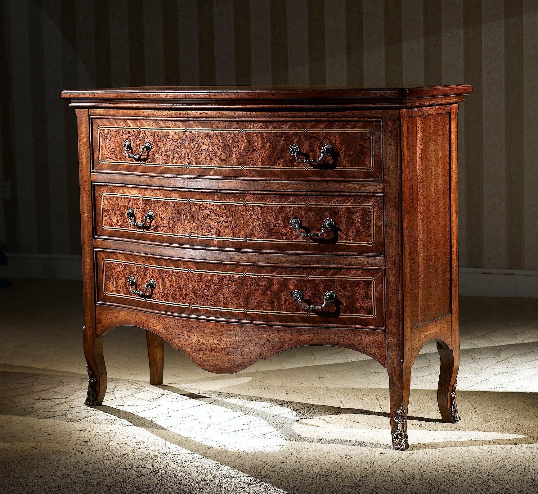 Комод классический из дорогих пород дерева