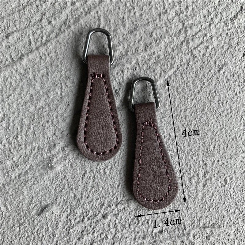 Пуллер для молнии (застежка, держатель, язычок для бегунка молнии) съемный, экокожа, коричневый 2 шт.