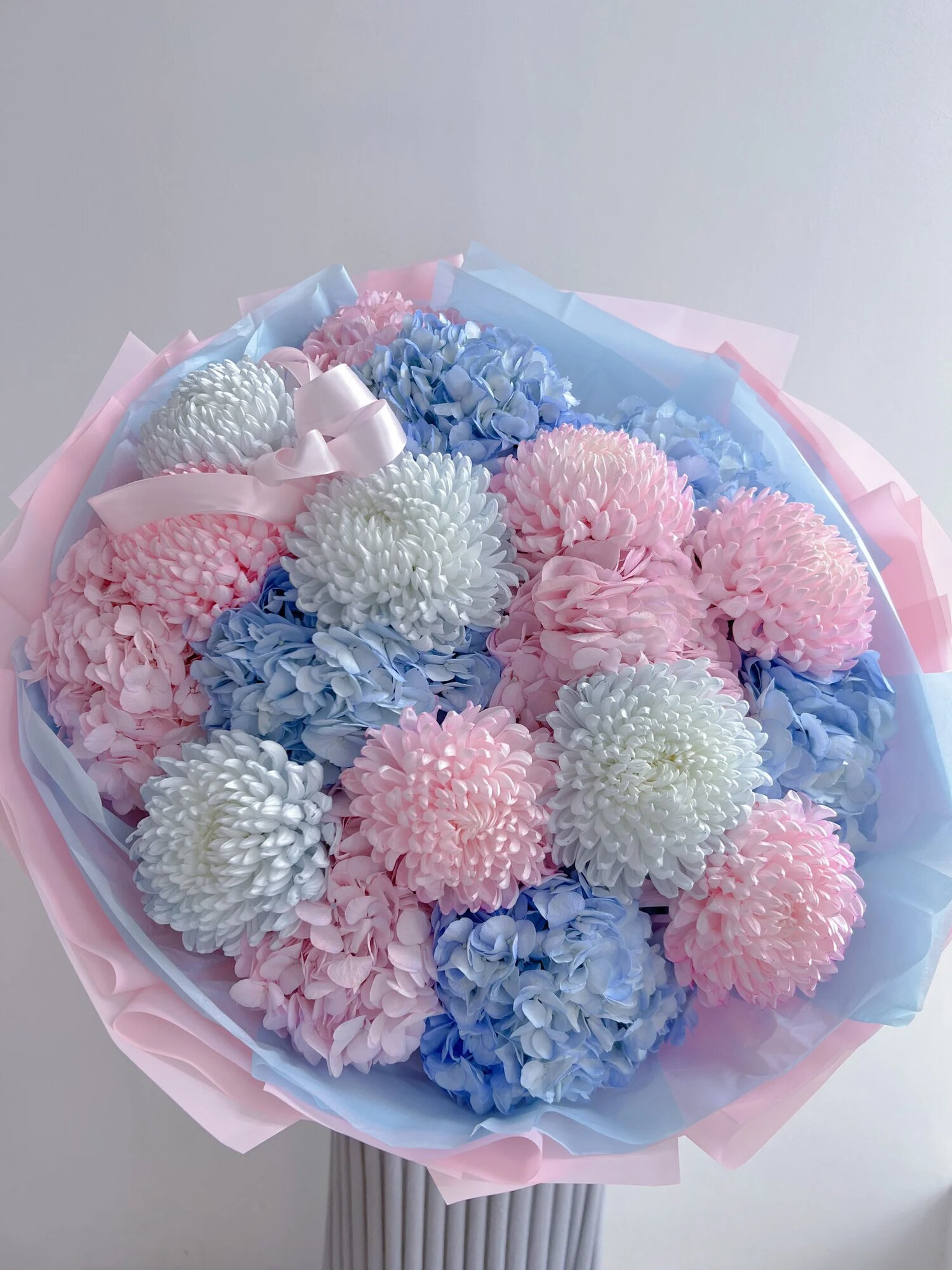 Букет пышные гортензии и пионовидные хризантемы яркий микс с доставкой FlowersGo