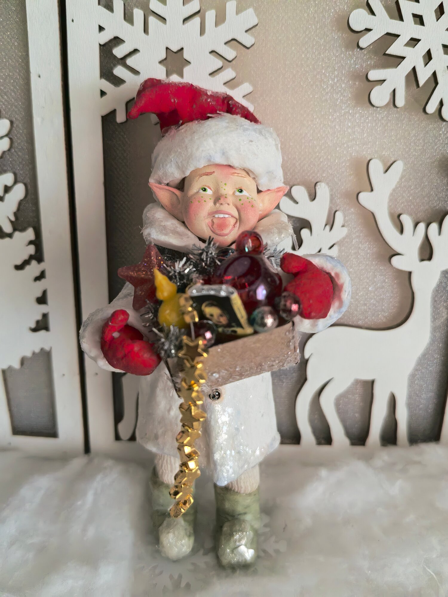 Ватная игрушка на ёлочку "Эльфик с подарком" ручной работы, высота 14 см.